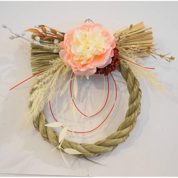 18cmのしめ縄　全体20×H23位　お正月の壁飾り。　造花しめ縄飾りにピオニーなどを使いアレンジしました。淡く色味を抑えた可愛い正月飾りです。