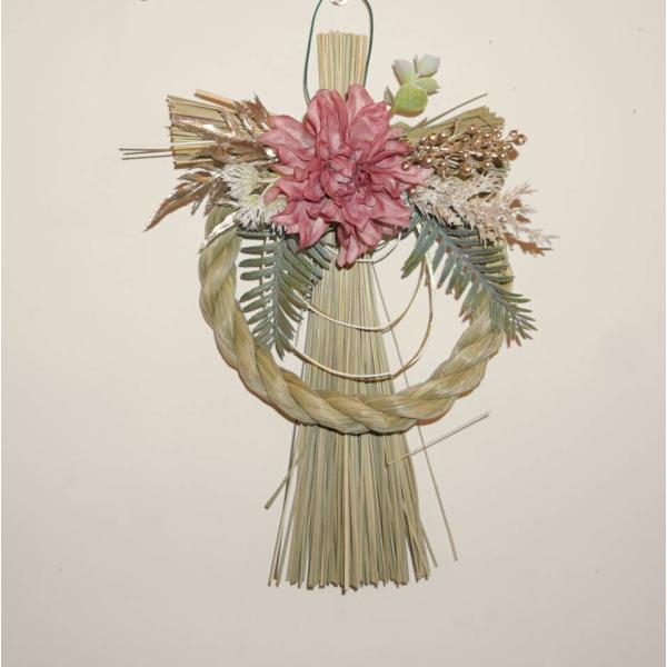 16×全長27cmのしめ縄　天然素材・造花しめ縄かざり　しめ縄飾りにダリアやリーフなどを使いアレンジしました。シックなピンクが落ち着いた印象があります。