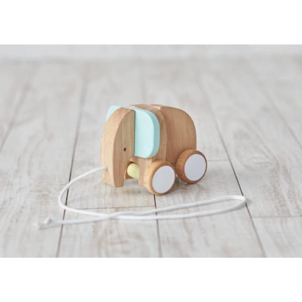 「商品情報」前足のギミックによって、頭を左右に揺らしながら、とことこと進む動きが特徴的なプルトーイ。インテリアとしても飾れる、親子に優しいデザインです。対象年齢　1.5歳〜セット内容　本体×1重量　約250ｇ材質　天然木・コットン生産国　ベ...