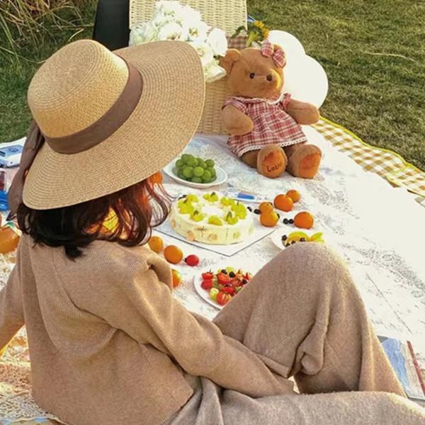 豊富な用途で大活躍間違いなし！200cm×200cmの大型シートは広々とした空間で6-8人ゆったり使えます。ピクニックやビーチ、お花見、バーベキューなど、様々なアウトドアシーンで大活躍♪さらに、お子様の屋内プレイシートとしても最適です。折り...