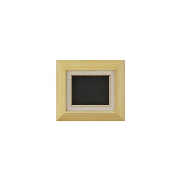 作品を引き立たせるシンプルなデザインの額縁です。