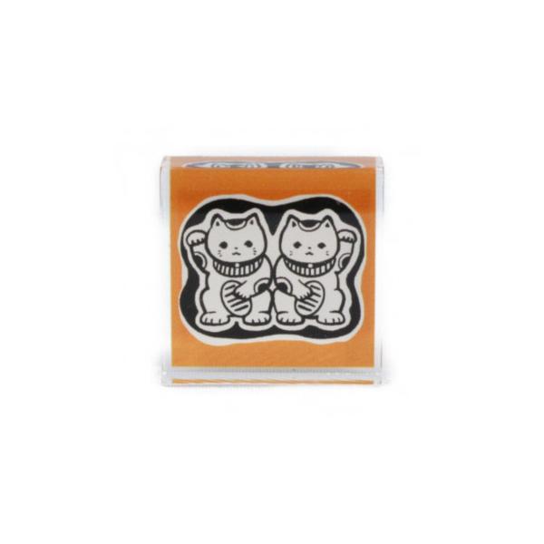 消しゴムはんこ作家とみこはんさんのめでたい福招きモチーフのアクリルスタンプです。人を招く運とお金を招く運の両方の福をもたらす招き猫です。