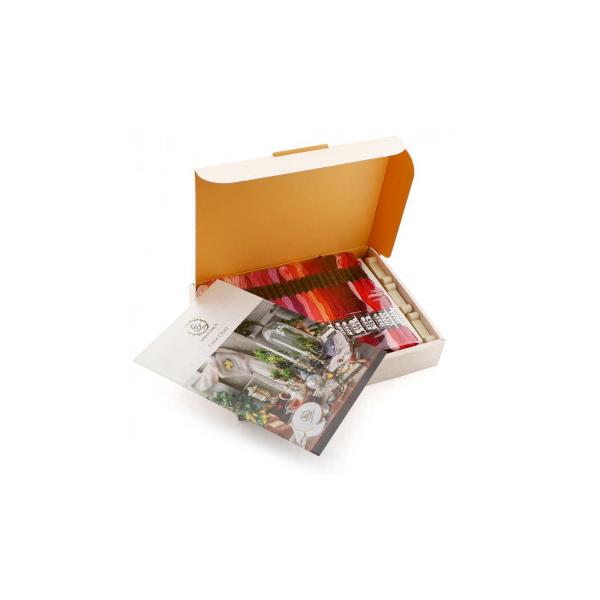 「ガーデン」からインスピレーションを受けてセレクトした25番刺しゅう糸のカラーアソートセットです。糸の収納に便利なプール付き、豪華BOX仕立てでプレゼントにも最適です。