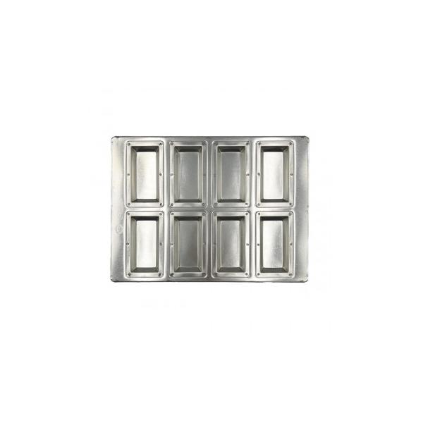 オールシーズン使える定番のフィナンシェ型は、8個付けのため初心者から上級者まで人気の型です。家庭用オーブンに入るサイズで使い勝手のいい商品です。表面にシリコン加工がかかっており型離れの良さに定評があります。また当社の型は熱伝導も良く、焼き色...