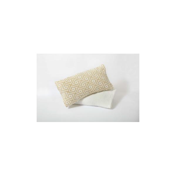 睡眠中の美肌ケアのために生まれた枕カバー。純銀糸と細くしなやかなコットン糸を使用、やさしい風合で包まれるような寝心地です。