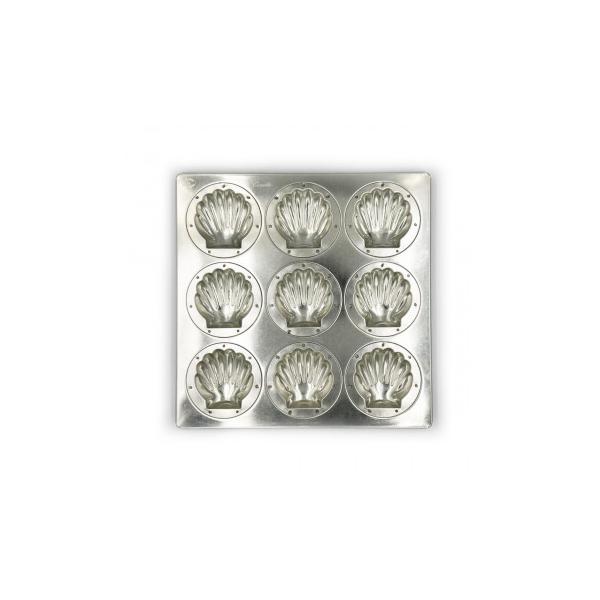オールシーズン使える定番のホタテ型は、9個付けのため初心者から上級者まで人気の型です。一度に多くの焼き菓子を作ることが可能です。表面にシリコン加工がかかっており型離れの良さに定評があります。また当社の型は熱伝導も良く、焼き色も均一に仕上がり...