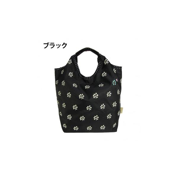 小さめなエコバッグなので、ちょっとした買い物や、お弁当を入れたりと手軽に使用できます。底板が入っているので、中身も安定して持ち運び可能です。本体のツリープリントは、表・裏各一箇所だけ刺繍になっているところもポイント。