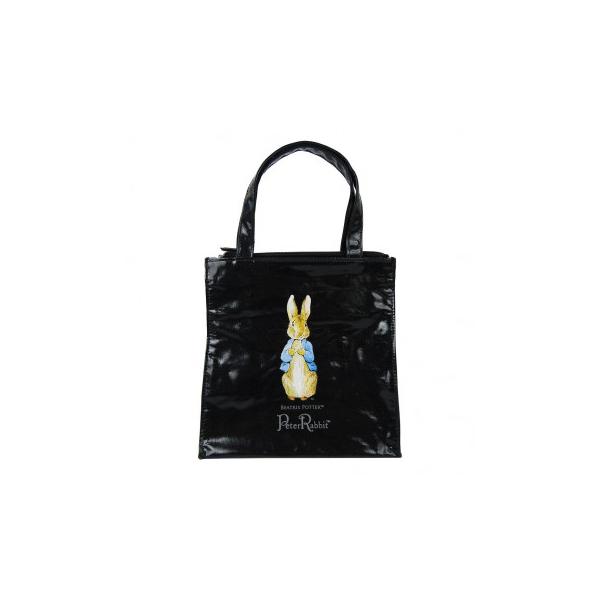 サブバッグやランチバッグとして使いやすいサイズのかわいいトートバッグです。本体生地は、ビニールコーティングされているので雨の日でも安心!背面・ファスナーのチャームにもロゴが刻印されており、細部にまでこだわっています。ファスナー付きなので、荷...