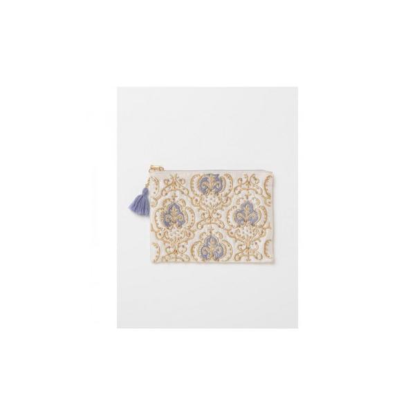 インド職人が丁寧に手作業で仕上げた、鮮やかなビーズ刺繍が目を引くポーチです。色彩豊かな装飾は、職人の繊細な技が光る逸品で、所有するだけで日常に華やぎを添えてくれます。化粧品やアクセサリー、小物の整理に幅広く活躍します。個体ごとにサイズが若干...