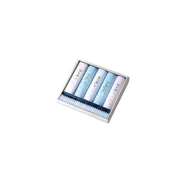 桜のように上品で華やかな気品のある香りの「桜」、梅のように上品で爽やかな気品のある香りの「紅梅」、草木のように爽やかで心静まる香りの「一葉」。「花の旅」シリーズの3種類を詰め合わせたセットです。ローソクも付属しています。