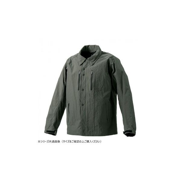 マットな質感のナイロンタスランに塩縮加工を施し皺感のある自然で落ち着いた表情の国産生地を採用。撥水加工を施しツーリング性能を向上。ラグランスリーブにしたことでオーソドックスなコーチジャケットと比較して肩回りが動かしやすくなっています。胸部、...