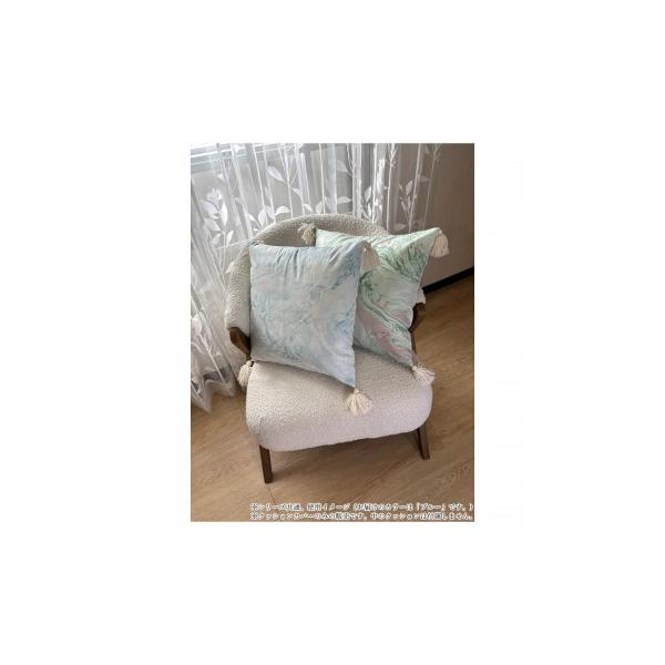 水彩画のように美しく揺らめくマーブル模様で爽やかで軽やかな印象に。ふんわりとした風合いが、上品なアクセントとしてお部屋に華やぎを添えてくれます。