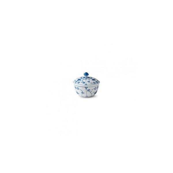 1775年開窯当時から伝わるパターンブルーフルーテッドプレインです。シュガー入れとしてだけでなく、キャンディやチョコレートなど入れるのもおすすめです。また、蓋がついていますのでお料理を盛り付けてもお楽しみいただけます。