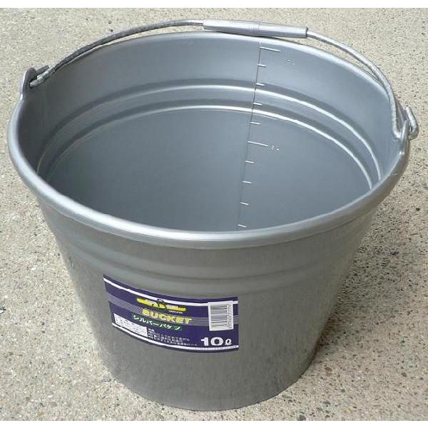 ■八ツ矢工業 シルバーバケツ 10L ■特長■　●割れやサビに強く丈夫で長持ち！　●軽量に便利な目盛付。　●持ちやすく丈夫な金属製のつる。 ■サイズ■　高さ：約23cm　直径：約30cm　容量：10L ■材質■　軟質ポリエチレン ■耐熱■　...