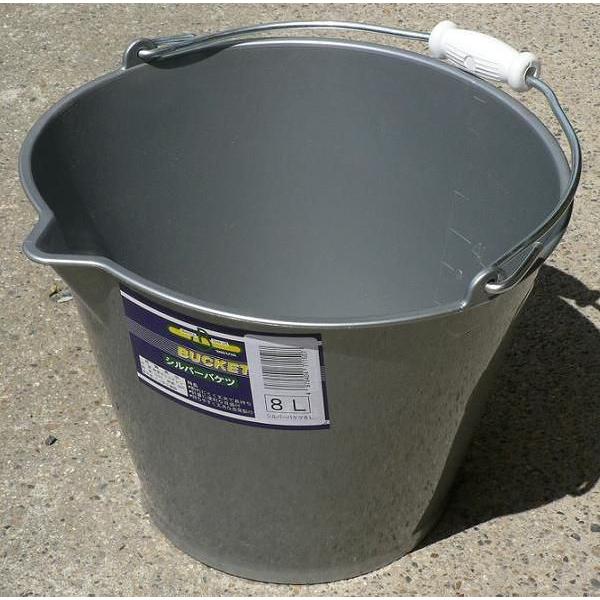 ■八ツ矢工業 シルバーバケツ 8L ■特長■　●割れやサビに強く丈夫で長持ち！　●軽量に便利な目盛付。　●持ちやすく丈夫な金属製のつる。 ■サイズ■　高さ：約22cm　直径：約28cm　容量：8L ■材質■　軟質ポリエチレン ■耐熱■　12...