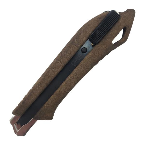 エフォート ベランス ノンスリップカッターナイフ オートロック式 チョコレート VR-AL01    手汗や油で滑りにくいノンスリップカッターナイフ！  樹脂に木粉を混合した複合材料「木樹脂」  木の風合いを感じながらも優れた強度を兼ね備え...