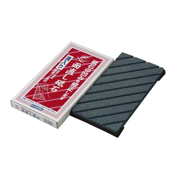 エビ印 面直し砥石 溝入りIO-0001 荒目（#24） ●砥石の凹みを修正や目詰まりした砥石の砥粒出しに！！●砥面はいつも平でスムーズな刃物研ぎ！！ 仕様  品名 エビ印 面直し砥石 溝入りIO-0001 荒目（#24） サイズ 300×...