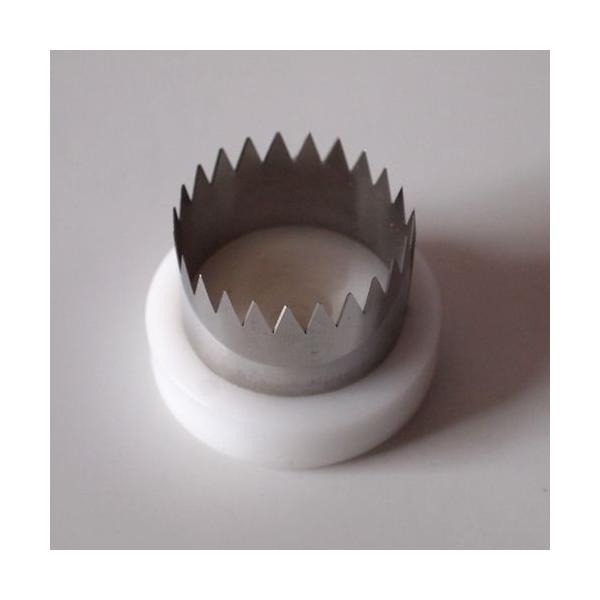 マルチ、トンネル穴あけ栽培に！！ ■ぽんぽんカッター 替刃 40mm M-84  ★仕事が早い！ぽんぽんカッターの特徴  ●押えワクがあるため、マルチのズレがなく穴がきれいにあきます。 ●種または苗の種類によって、刃の大きさが簡単に変えられ...