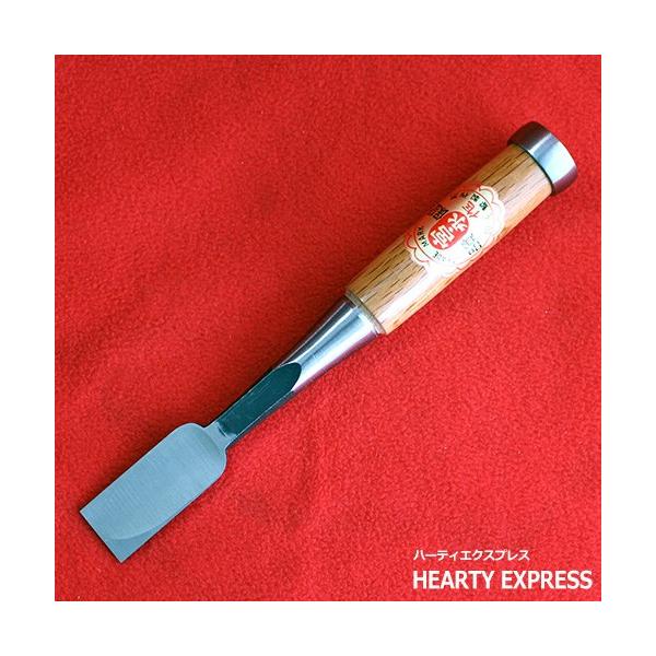 宮永作 平待丸軸 追入鑿 赤樫柄 一枚裏 八分(24mm) 四代続く鑿鍛冶職人による手造り鍛造品となります。火造りの回数を極力減らし、鋼を傷めないように丁寧に制作された鑿は、鋼の特徴を生かした極上の逸品に仕上がっています。 仕様  品名 宮...