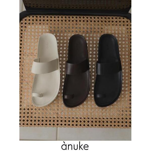 2026春夏 anuke(アンヌーク)Ecoleather Belt Sandals★程良いツヤ感が上品なエコレザーサンダル。甲のベルトと親指をホールドしてくれるベルトデザインがポイント。低過ぎないフラットソールで、歩きやすい履き心地の良さ...
