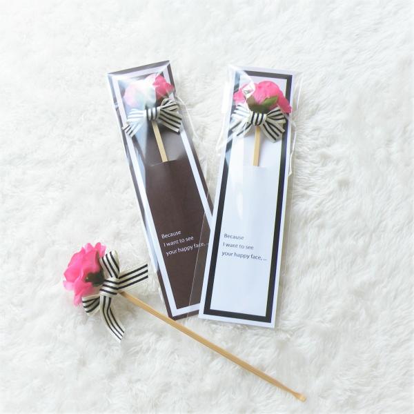 ＜サイズ＞横6ｘ縦20ｃｍ＜商品内容＞ローズ付き耳かき１本台紙2色アソート（色の指定はできません）おしゃれなストライプリボンとローズの花が元気にさせてくれますメッセージは「Because I want to see your happy f...