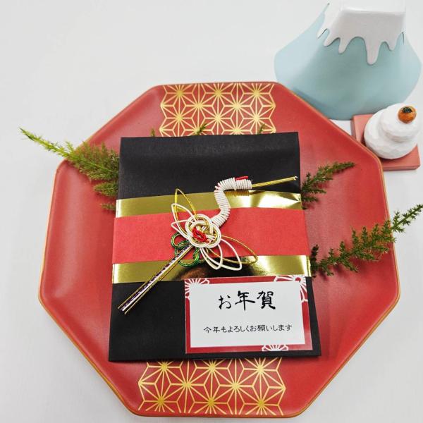 ＜サイズ＞横10ｘ縦12cm＜商品内容＞天然色金平糖20ｇこんぺいとうはやさしい色合いでお祝いごとにピッタリです。おめでたい新春にふさわしい鶴の水引で包みました。※鶴の水引のデザインが途中で変わることがございます。◆この商品と同デザインでオ...