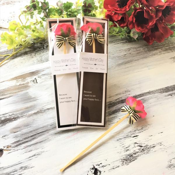 母の日におすすめのローズとリボンのついた耳かきです。＜サイズ＞横6ｘ縦20ｃｍ＜商品内容＞ローズ・リボン付き耳かき１本Happy Mothers Dayの下に「Thank you so much」台紙に「Because I want to ...