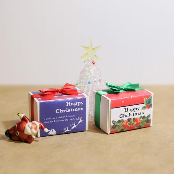 クリスマスカラーがかわいいプチギフトです。イチゴ味のクランチチョコ入りです。＜サイズ＞横6×縦4.5×奥行4cm＜商品内容＞ストロベリークランチチョコ 1個入り＜アレルギー表示＞小麦、卵、乳、大豆【クリスマス期間限定商品】ウェディング ブラ...