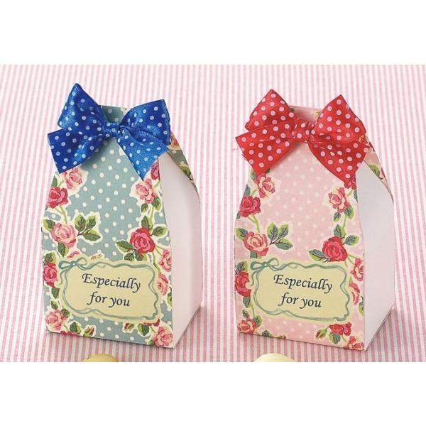 ドットとバラの花柄のパッケージにホワイトストロベリーチョコが入ったプチギフトです。ブルーとピンクの2色アソートです。＜サイズ＞横6x高さ11x奥行4.5cm＜商品内容＞ホワイトストロベリーチョコ2個2色アソート(色の指定はできません)＜期間...