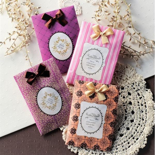 4種類の包装紙にサテンのリボンをあしらったプチギフトです。＜サイズ＞横9x縦13cm＜商品内容＞入浴剤20ｇ１包入り入浴剤は変わることがあります4色アソート（色の指定はできません）ウェディング ブライダル 結婚式 披露宴 ２次会 パーティ ...