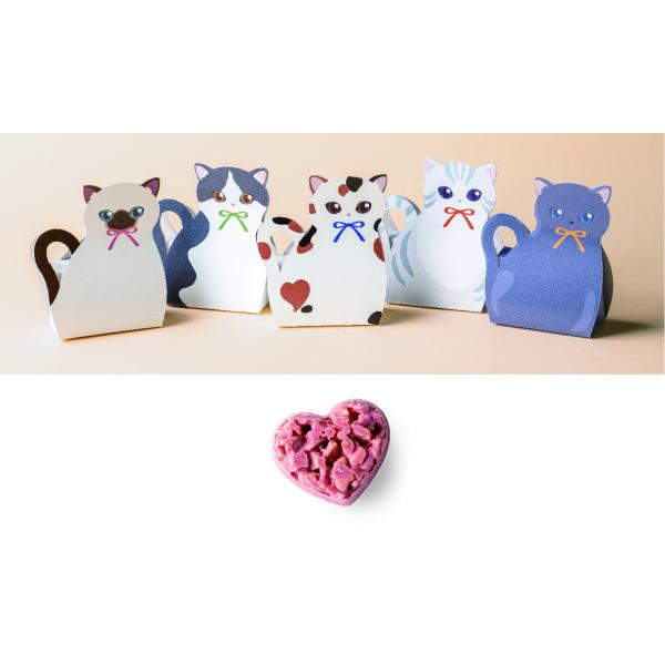 猫のパッケージにストロベリークランチチョコが入ったプチギフトです＜サイズ＞30×75×90mm＜商品内容＞ハートクランチ（ストロベリー）×１アレルゲン：小麦・卵・乳成分※5種アソートです。色の指定はできません。<賞味期限>6ヶ月...