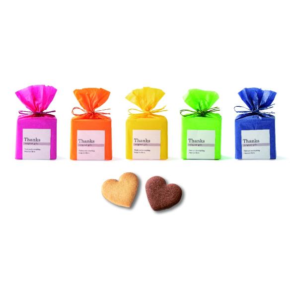 ビビットなパッケージにクッキーが入ったプチギフトです＜サイズ＞30×55×100mm＜商品内容＞ハートクッキー（プレーン・ココア）×各1アレルゲン：小麦・卵・乳成分※5色アソートです。色の指定はできません。<賞味期限>6ヶ月※こ...