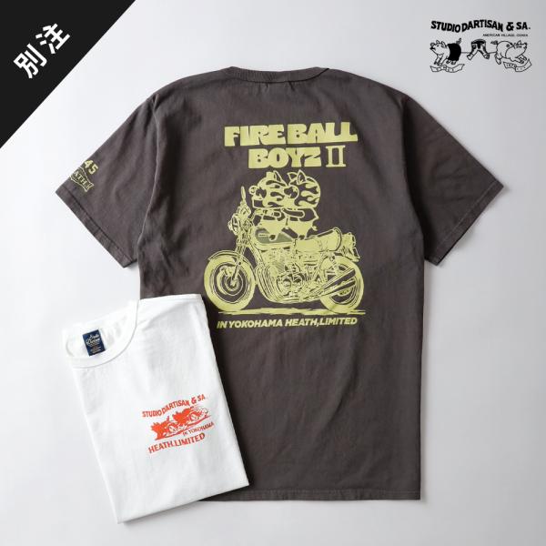 今季も実現したダルチとのコラボ。唯一無二の高品質国産ボディを使用した別注Tシャツ。日本のモーターサイクル史に名を刻む伝説の名車。流麗なティアドロップ型の燃料タンクや、テールカウルの造形が特徴。初期型の「FIREBALL（キャンディトーンブラ...