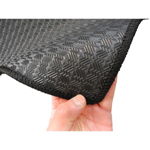 2021年以降発売 メルセデスベンツ Cクラス W206 セダン ワゴン ラゲージマットです。軽水漏れ、汚れなど心配のないゴム（ラバー）素材を使ってご用意しました。 裏地はゴムのスパイクピンが付いており、滑り止め効果のある素材です。ご注文を...