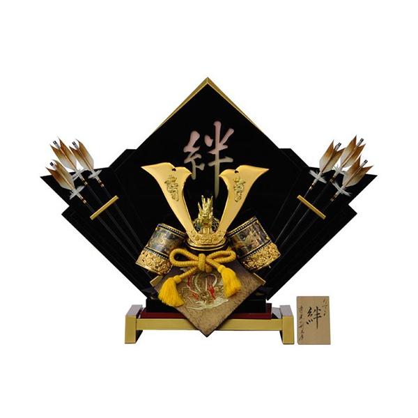 【発売日：2019年04月07日】平安泉匠作品「龍」のデザインをモチーフにした勇壮な兜飾り。シックな黒の正絹縅でしっかりと編みこみ、立体成型の美しいデザインで仕立てた豪華な貫前兜が存在感を放っています。【絆】の文字が大きく入った木製屏風がと...