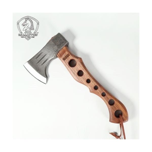 「ナイフ」と「バイクや車の部品（レーシングパーツ）」の要素を盛り込んだ斧となります。特徴である数箇所の突起はナイフ用語で言う「フインガーグルーヴ」で、持った際の指掛かりになり様々な位置で握る事が出来ます。複数の肉抜き穴は、「ドリルド」という...