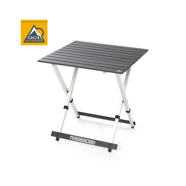 個性的なワンピースデザインの折畳み式キャンプテーブル●特許取得済みのSqueeze Telescoping Technologyを採用し、簡単に組立、コンパクトな収納ができるように設計（テーブルトップを下に折り、テーブルトップを一緒に握り、...