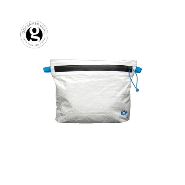 軽量性にこだわったタイベック製ジッパーつきポーチソフト素材でごわつかず、視認性の良いホワイトカラー【SPEC】重量:15gサイズ:H17.5cm/W22.6cm/D4.8cm素材:TYVEK(コーティングあり)