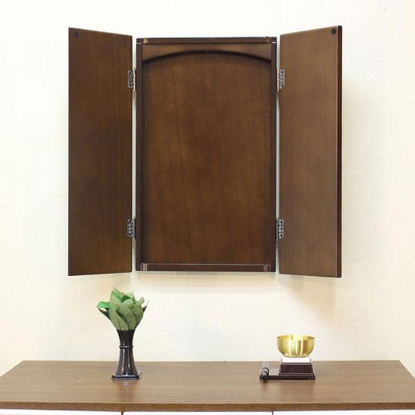 【発売日：2023年04月01日】※本製品は天然杢を使用しておりますため、節・木目・色合いには個体差がございます。それぞれが持つ自然の風合いを、一点ものの魅力としてご理解ください。仏壇本体のみの価格となります。（付属品はつきません。）壁掛け...