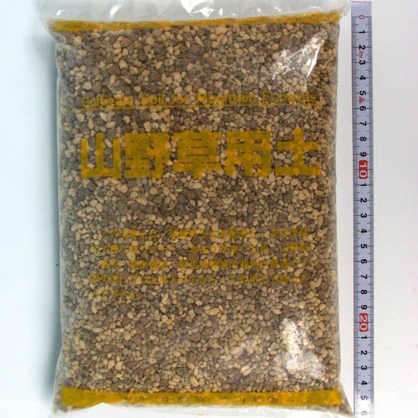 山野草の土 山野草用土　　２リットル入り　　やまおか碧山苑での商品の大半はこの用土で植えています。４０年の経験から生まれたほとんどの山野草にオールマイティーに使える土です。保水性があるのに、水はけが良い山野草用土です。硬質赤玉土を配合し、冬...