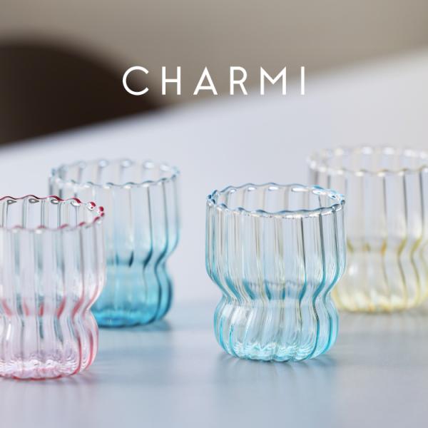 【CHARMI】淡いグラデーションと縁のラインが美しい、やわらかな光をまとったガラスカップ。繊細な縦リブとくびれのあるフォルムで、手に心地よくフィットします。上から下へと深まる色合いと、光を受けて揺らぐ飲み口のラインが、ガラスならではの透明...