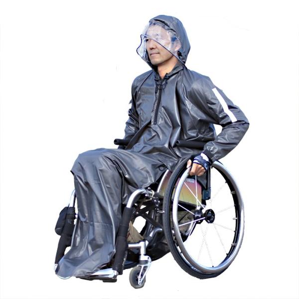 雨の日の車椅子での移動は、傘をさせないので本当に大変。濡れるのを諦めたり、帽子やタオルを被ってごまかしたりしていませんか？今までのレインコートでは、とにかく車椅子を操作するのが大変で疲れる。フードを被ると視界がさえぎられて怖い。脱いだ後の収...
