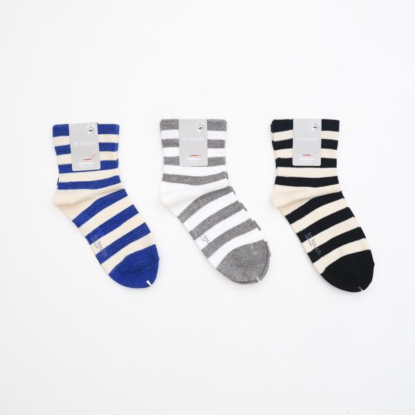 Hoffmannとのコラボレーション製品。オリジナルの幅広ボーダー柄を編み立てました。少し短めな丈で、コーディネートのさりげないアクセントになります。スカートはもちろん、シンプルなパンツスタイルにも合わせたい一足。[ color ]ブルー ...