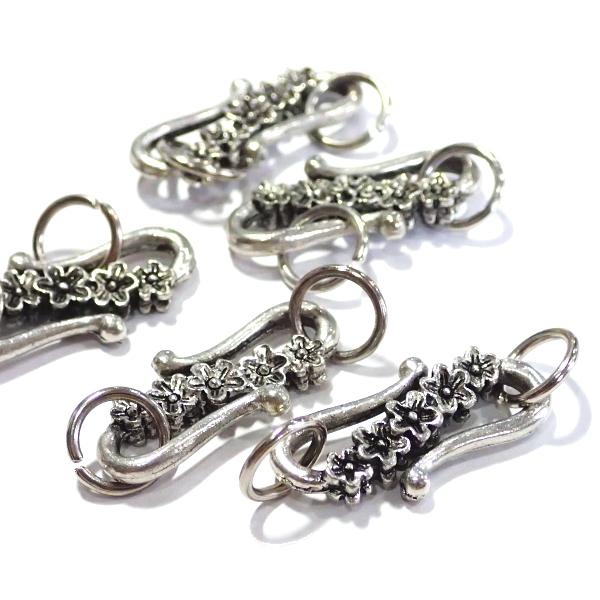 ＮＹピューター　花フック　銀古美　花全長２４mm　５ペア/１セットニューヨークピューターは、アメリカ・ニューヨークで生産された鋳物製のチャーム・パーツです