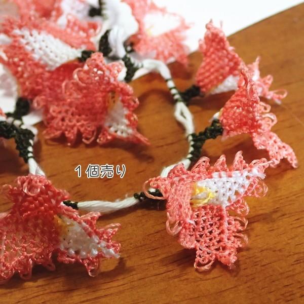 トルコの伝統的な、レース編みイーネオヤをご紹介します。イスラム教徒であるトルコの女性に必需品はスカーフ。そのスカーフの縁飾を総称してオヤというそうです。レース針を使うトゥーオヤとか紡錘形の道具を使うメキッキオヤとか、いろいろあるそうですが、...