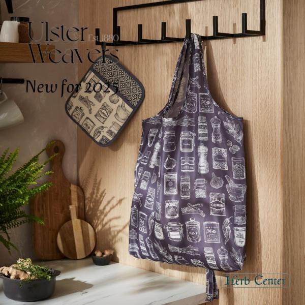 英国の洗練されたギフトウエアアルスター ウィーバーズ(Ulster Weavers)洗練されたデザインで生活をより豊かに。たたむと軽くてコンパクト、広げると大容量。デイリーユースはもちろん、荷物が増えた時などの携帯にも便利なエコバッグ。たく...