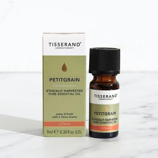 TISSERAND ティスランド ピュアエッセンシャルオイルかすかな苦みを含む甘い柑橘の香りPETITGRAINCitrus aurantium原 産 国 ：パラグアイ抽出部位：葉抽出方法：水蒸気蒸留法ETHICALLY HARVESTED...