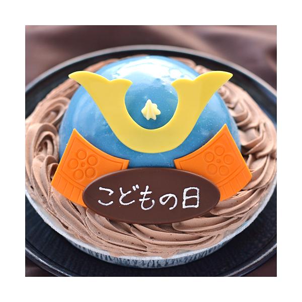 端午の節句ではよろい兜は子供に災いがふりかからず、無事に逞しく成長するようにとの願いを込めてかざられています。そんな願いを込めて兜のアイスケーキをお作りしました。ホワイトチョコのグラサージュに青色色素で艷やかに仕上げた兜の中身はプレミアムア...