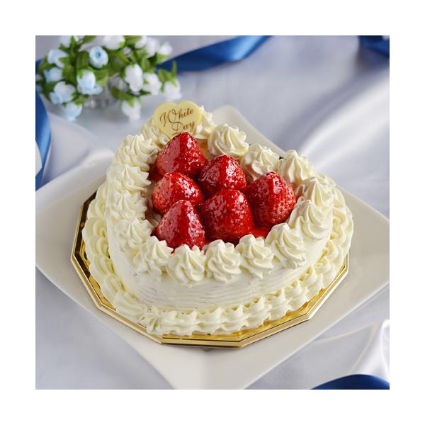 純生クリームの中は苺タルトショコラ！女性が大好きな苺のアイスクリームにチョコレートアイスとタルトクッキーをアクセントにしております。デコレーションには苺をのせイチゴソースをたっぷりかけました。生クリームと苺のコントラストがとても愛らしいハー...