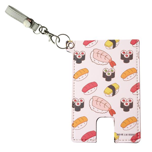 ☆パスケース素材：ポリウレタン合成皮革☆パスケースサイズ：約102×67mm※プリントパスケースの裏面は黒になります。☆ミニストラップ素材：牛革（ナスカンフック付）☆ミニストラップサイズ：約6cm、幅：約1cm（多少サイズに誤差があることが...